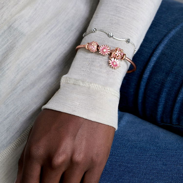 Pandora Offen gearbeitetes rosafarbenes Gänseblümchen Charm - 788772C01 ...